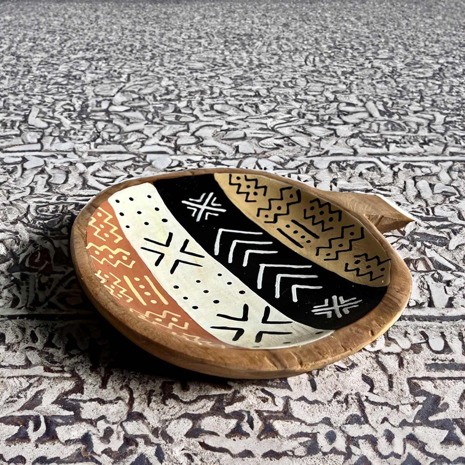 Hand Painted Teak Dish with tribal motif – CASA & CO